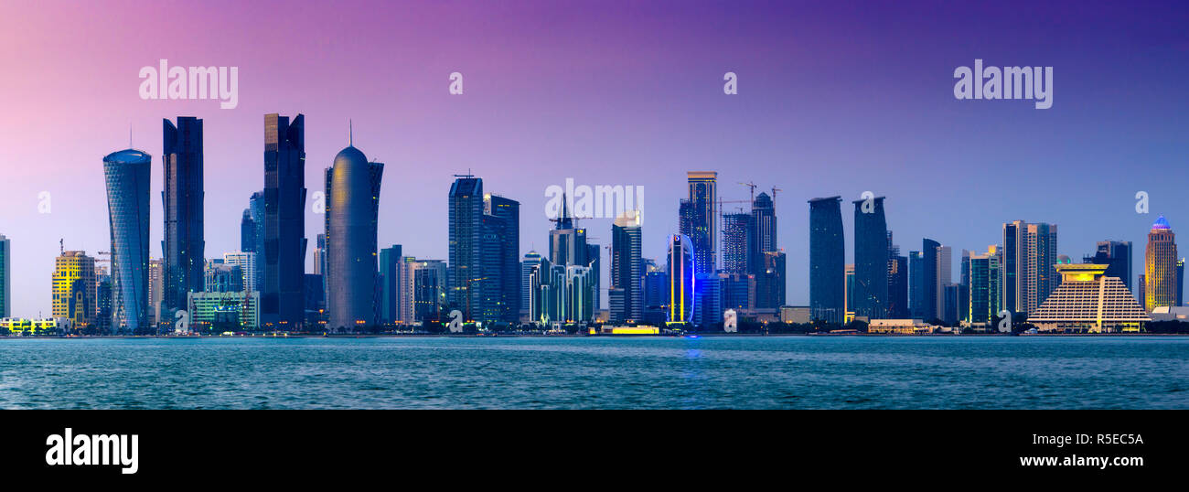 Middle eastern cities modern doha hi-res stock photography and images ...