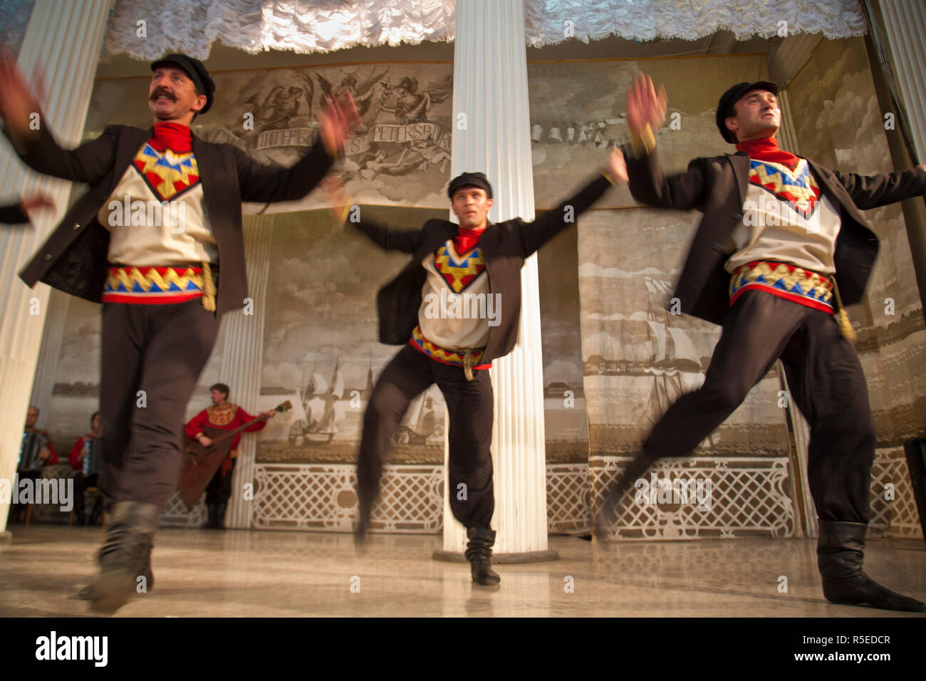 Russian cossack dance hi-res stock photography and images - Alamy