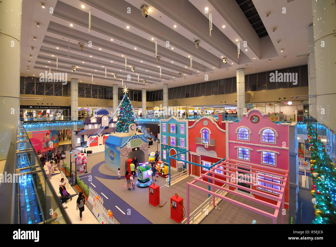 People visit Marina Square shopping mall in Singapore Stock Photo - Alamy