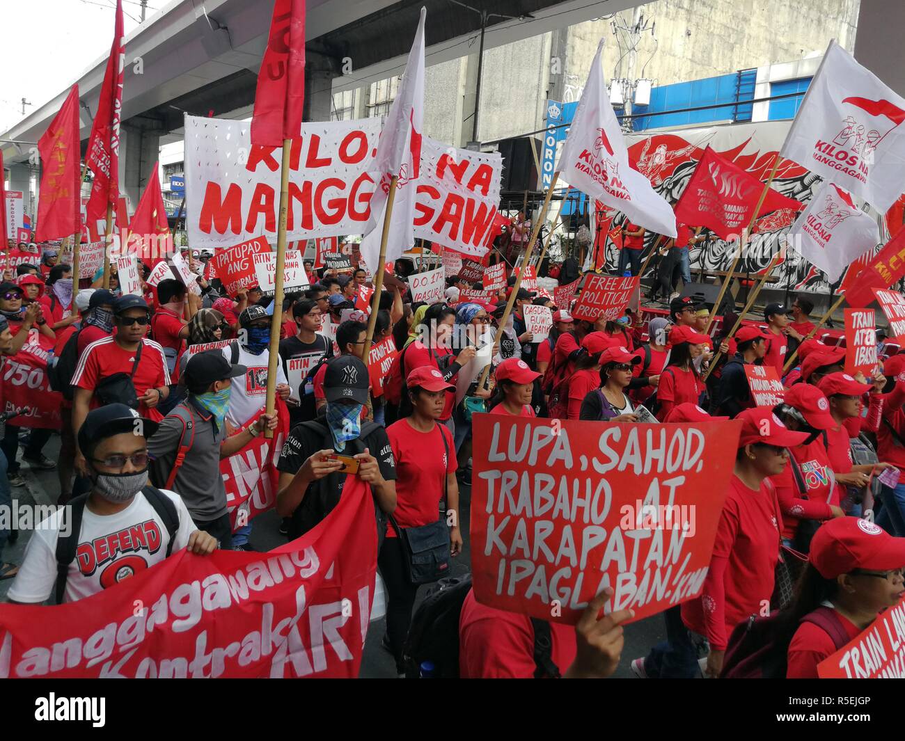 Manila, Philippines. 30th Nov, 2018. Members of various militant groups ...