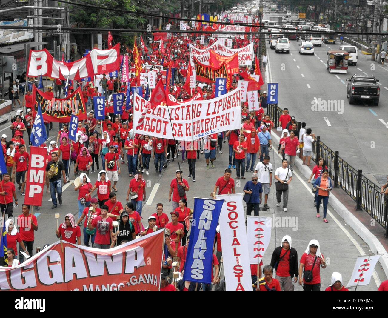 Manila, Philippines. 30th Nov, 2018. Members of various militant groups ...