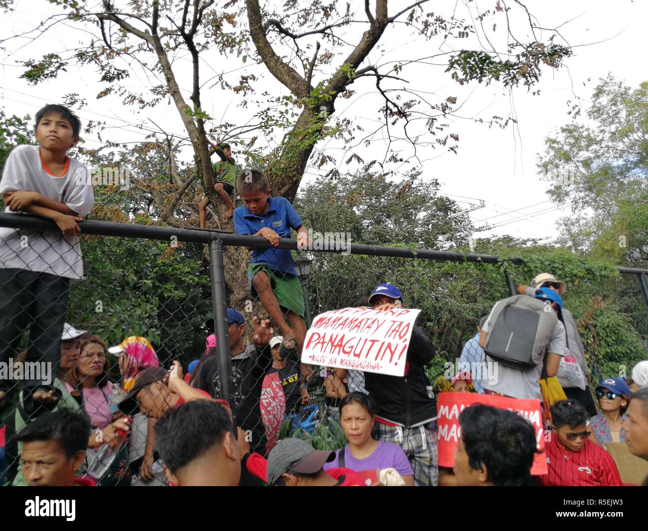 Manila, Philippines. 30th Nov, 2018. Members of various militant groups ...