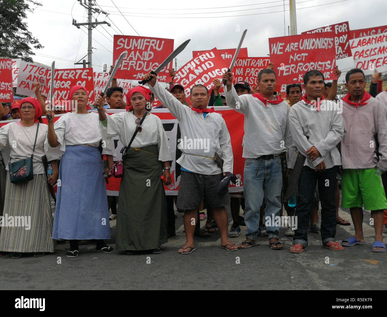 Manila, Philippines. 30th Nov, 2018. Members of various militant groups ...