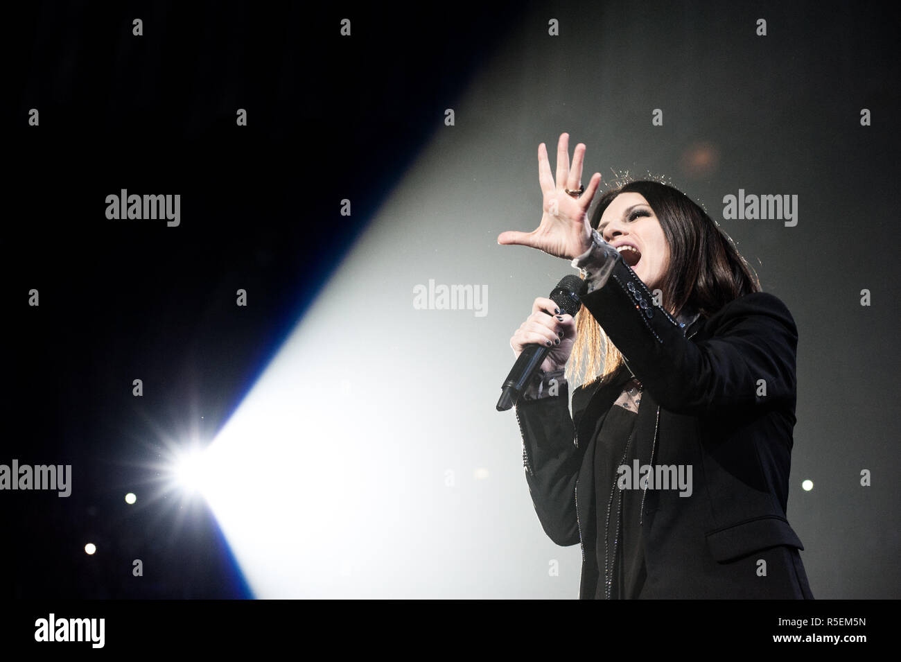 Laura pausini fatti sentire hi-res stock photography and images - Alamy