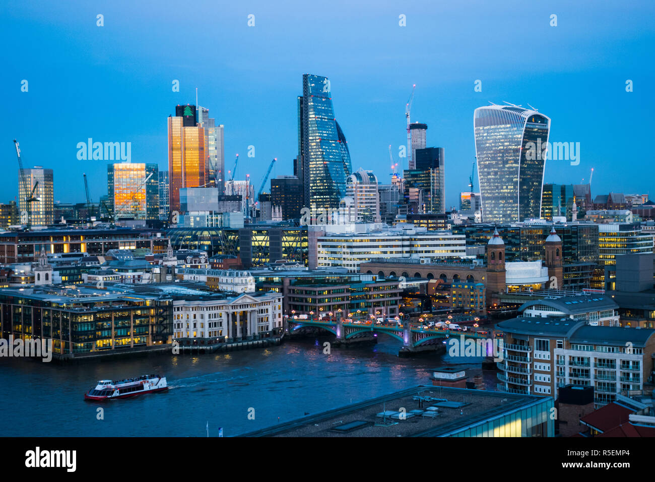 London growing skyline hi-res stock photography and images - Alamy