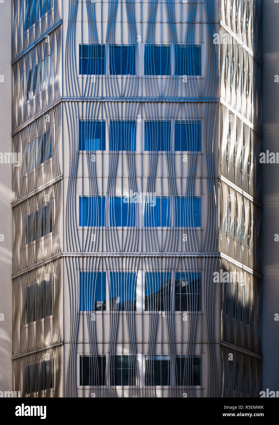 Horizontal vertical curved lines hi-res stock photography and images ...