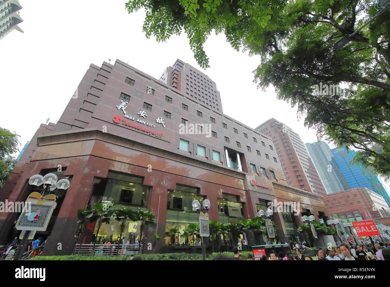 Ngee ann city building singapore hi-res stock photography and images ...