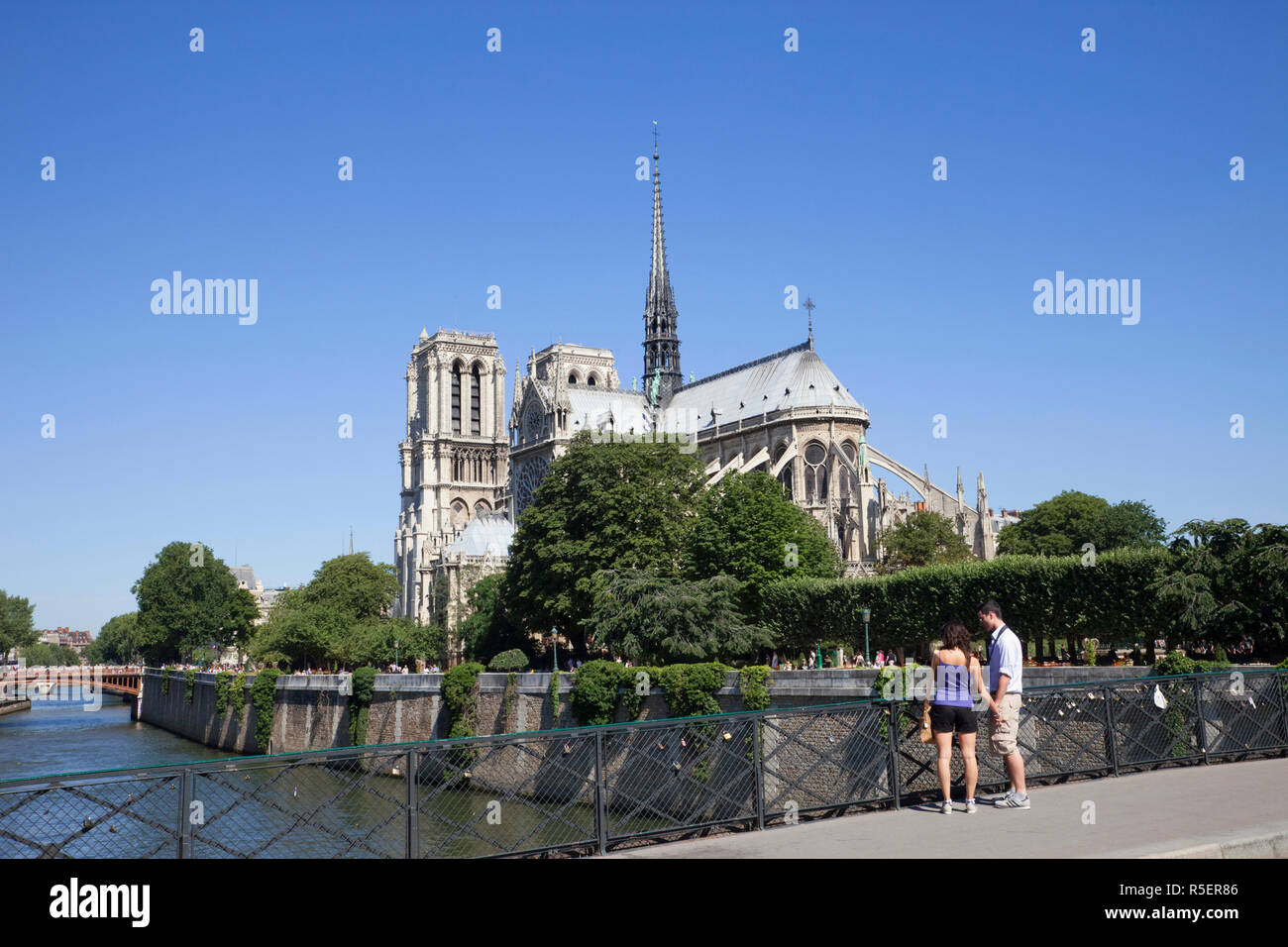 France, Paris, Notre Dame, Couple on Bridge Stock Photo - Alamy