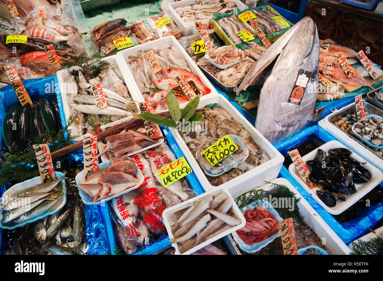 Japan, Tokyo, Tsukiji, Seafood Shop Display Stock Photo - Alamy