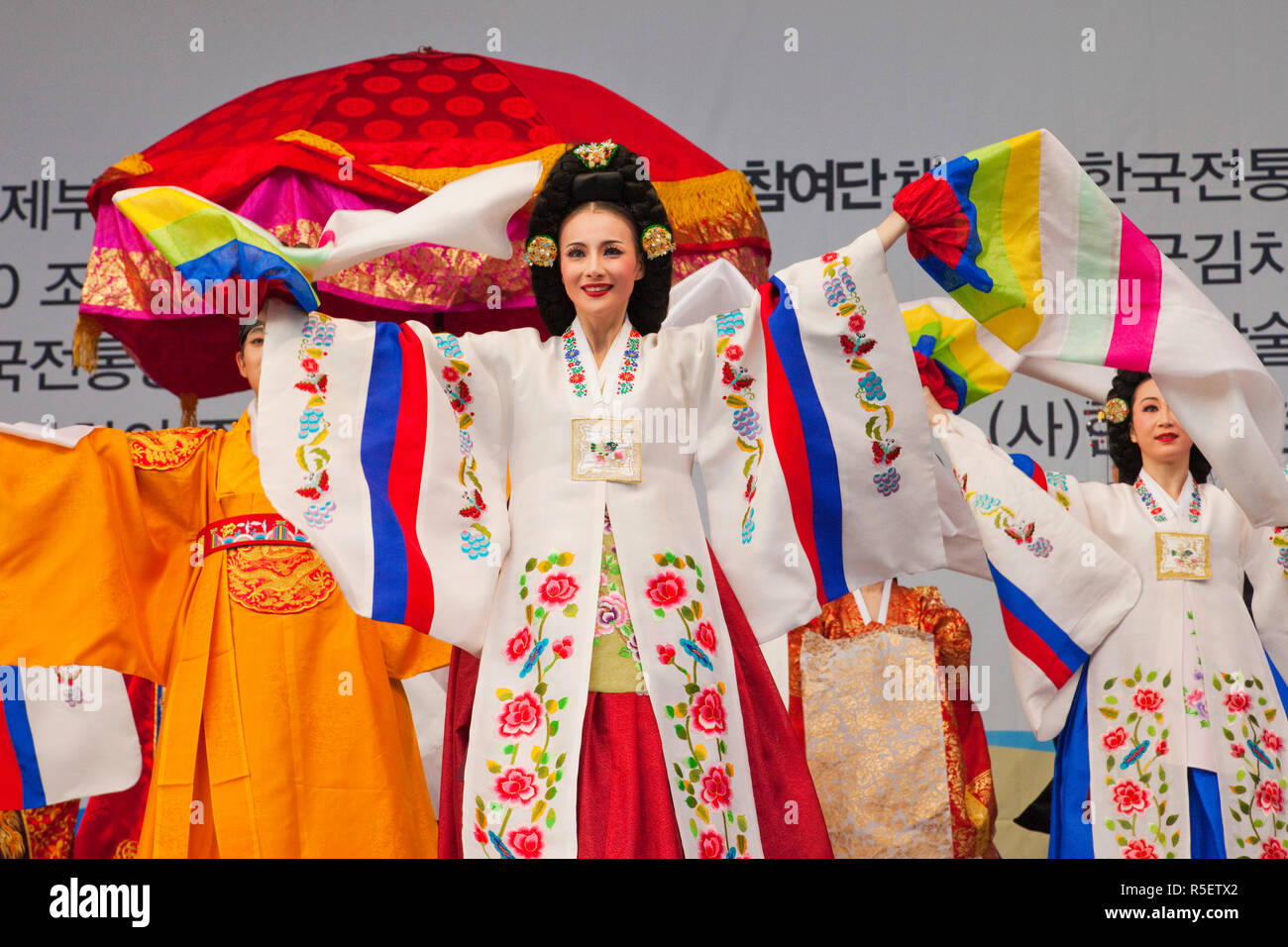 South Korea, Seoul, Traditional Dance Performance Stock Photo - Alamy