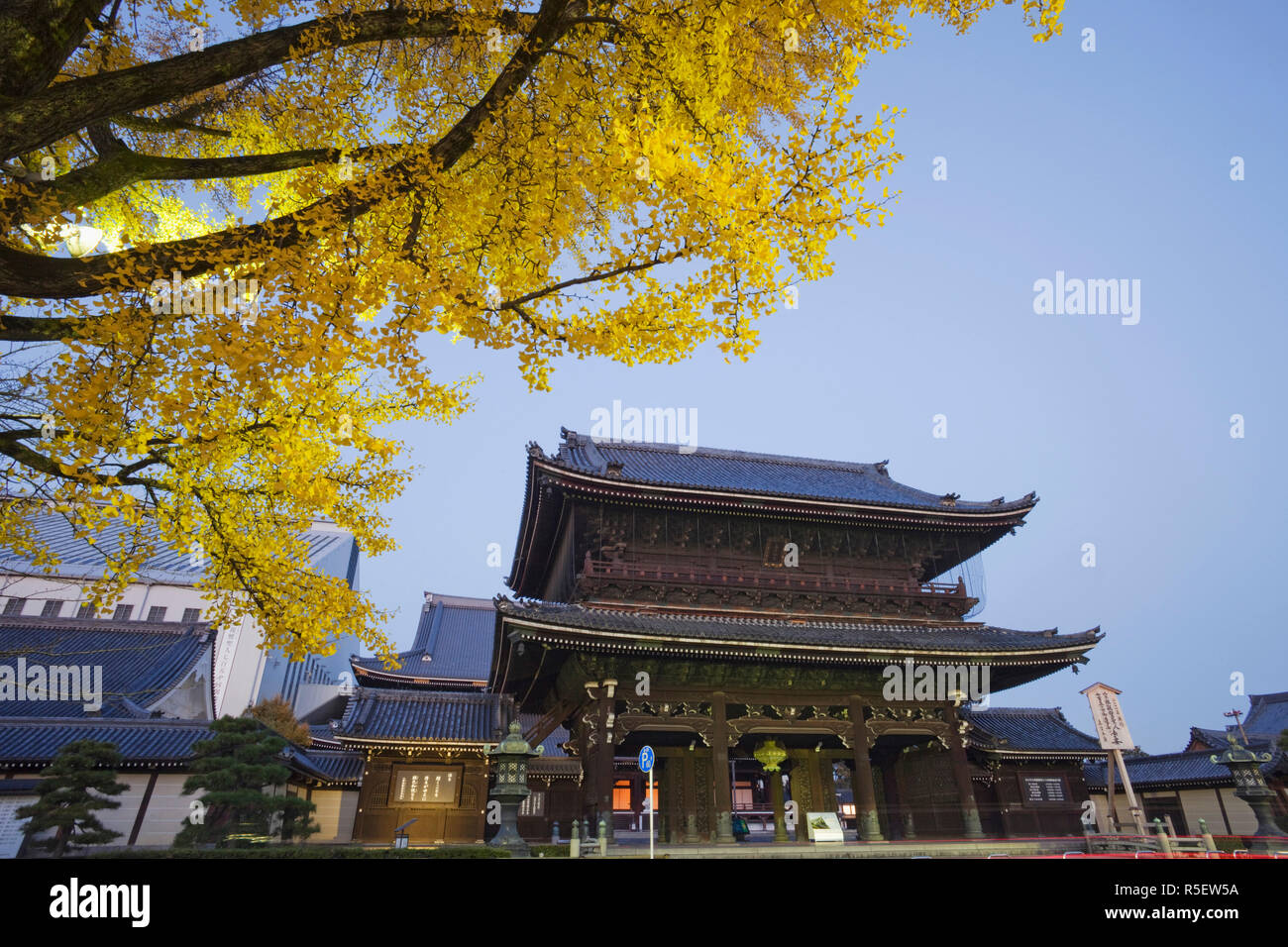 Higashi honganji temple hi-res stock photography and images - Alamy