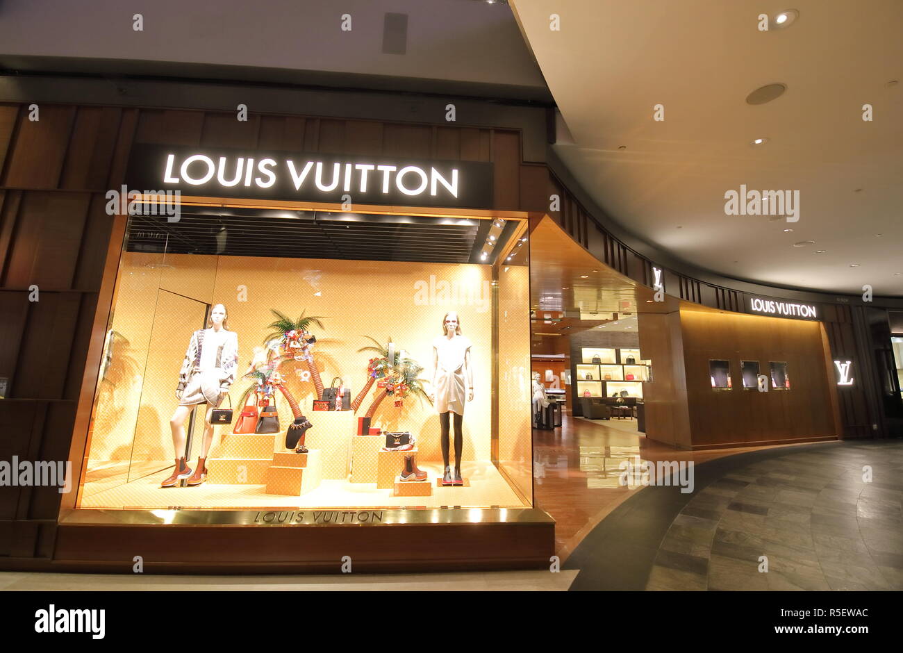 Louis Vuitton Store Singapore Stock Photos & Louis Vuitton Store ...