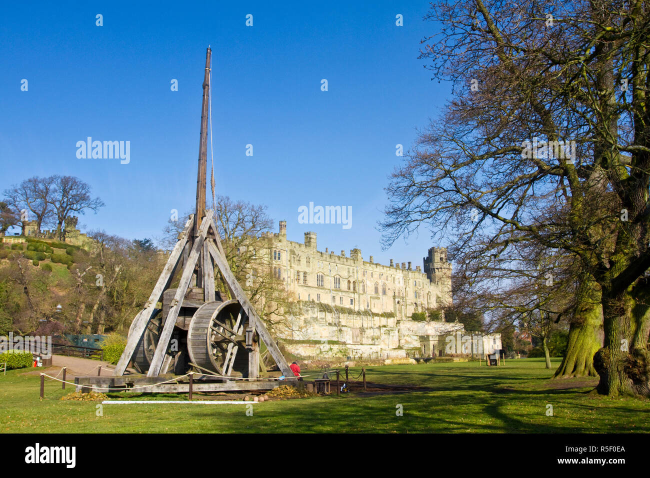 Warwick castle trebuchet hi-res stock photography and images - Alamy