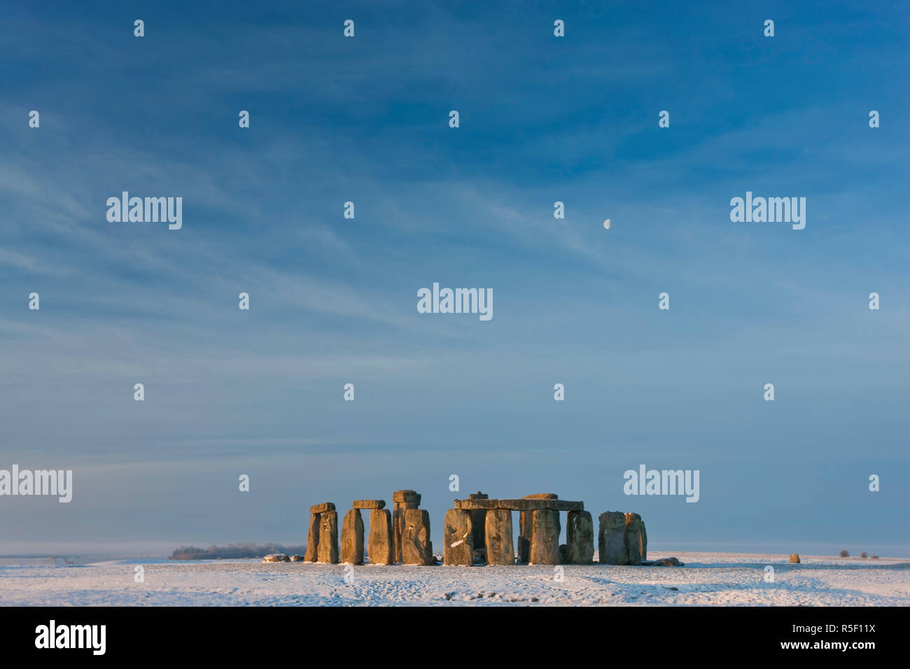 Stonehenge and snow hi-res stock photography and images - Alamy