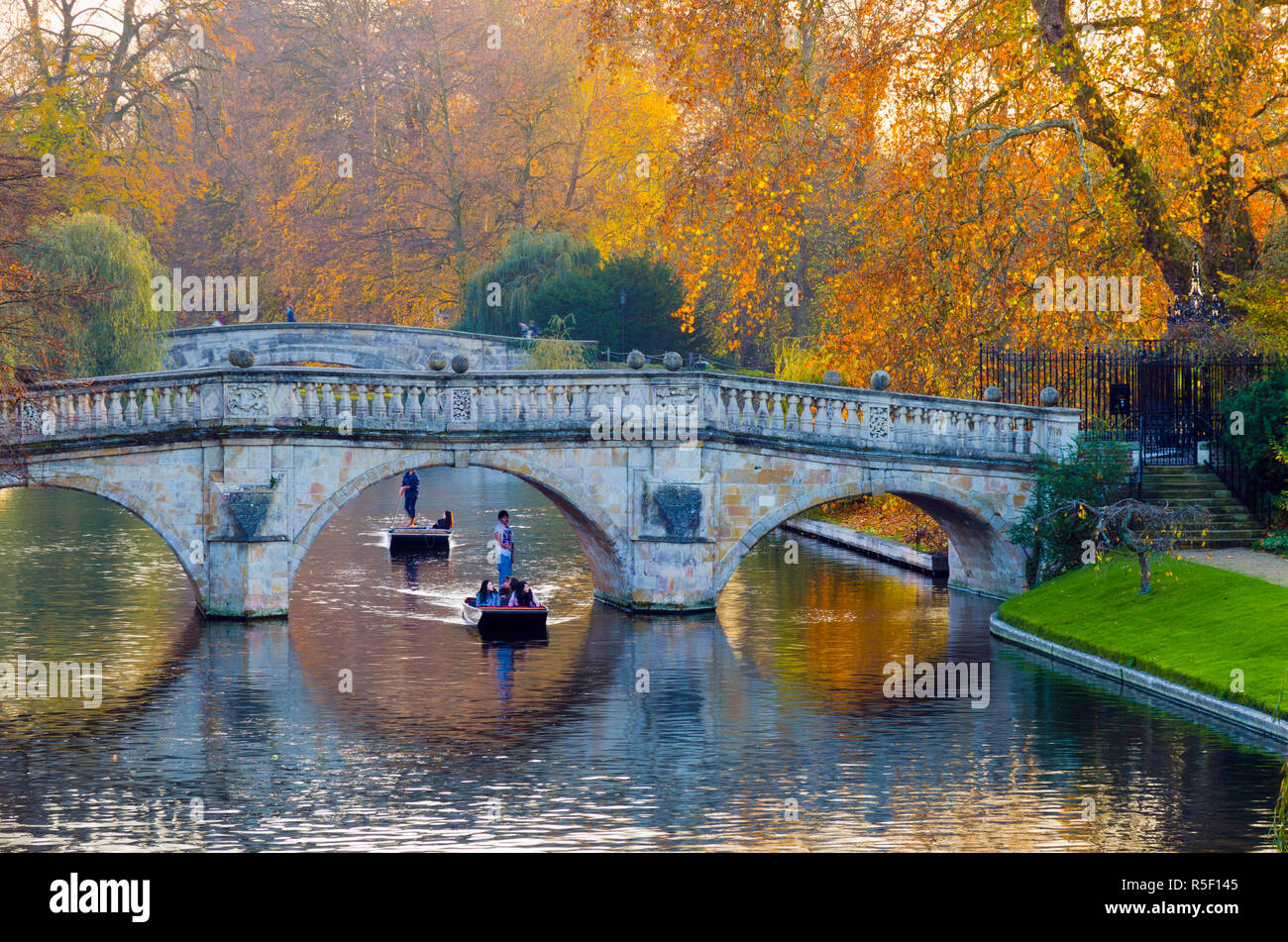 UK, England, Cambridge, The Backs, Clare and King's College Bridges ...