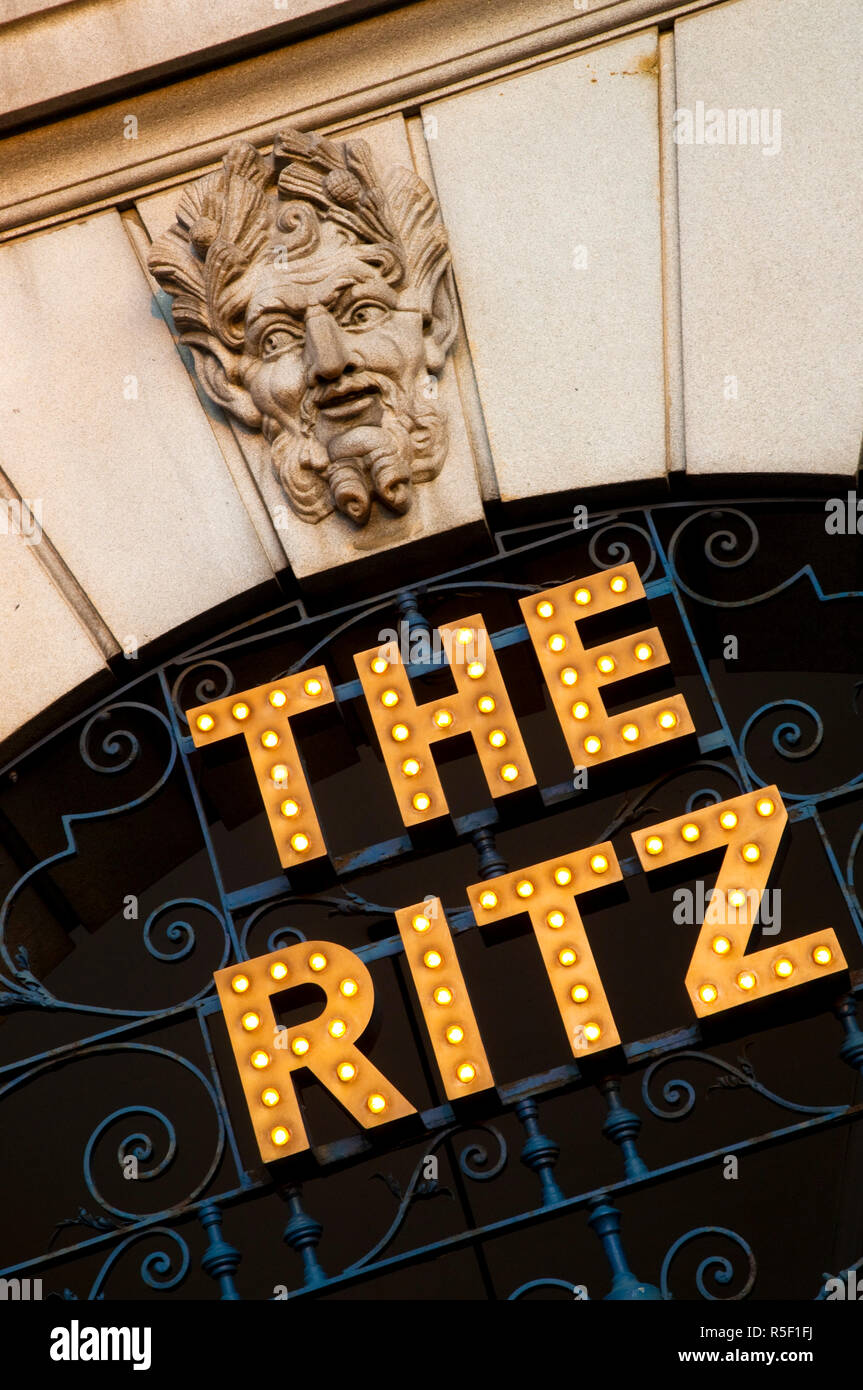 Hotel signs london hi-res stock photography and images - Alamy