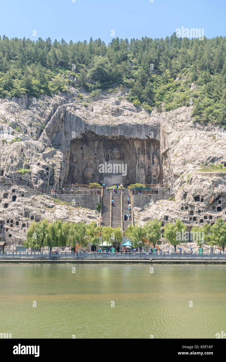 China longmen grottos buddha statue hi-res stock photography and images ...
