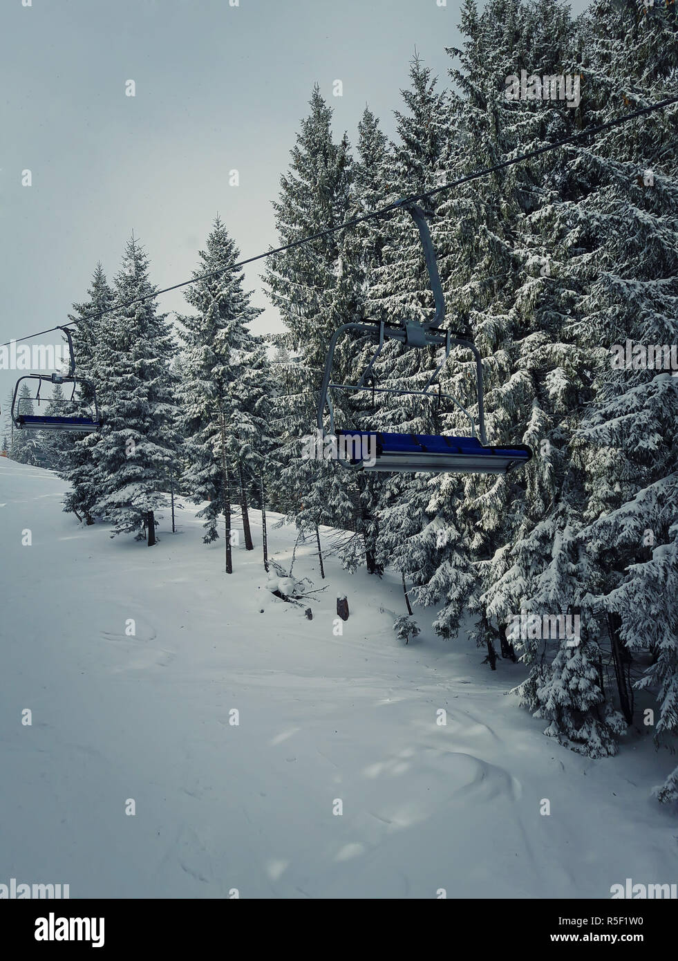 Big sky chair lift hi-res stock photography and images - Alamy
