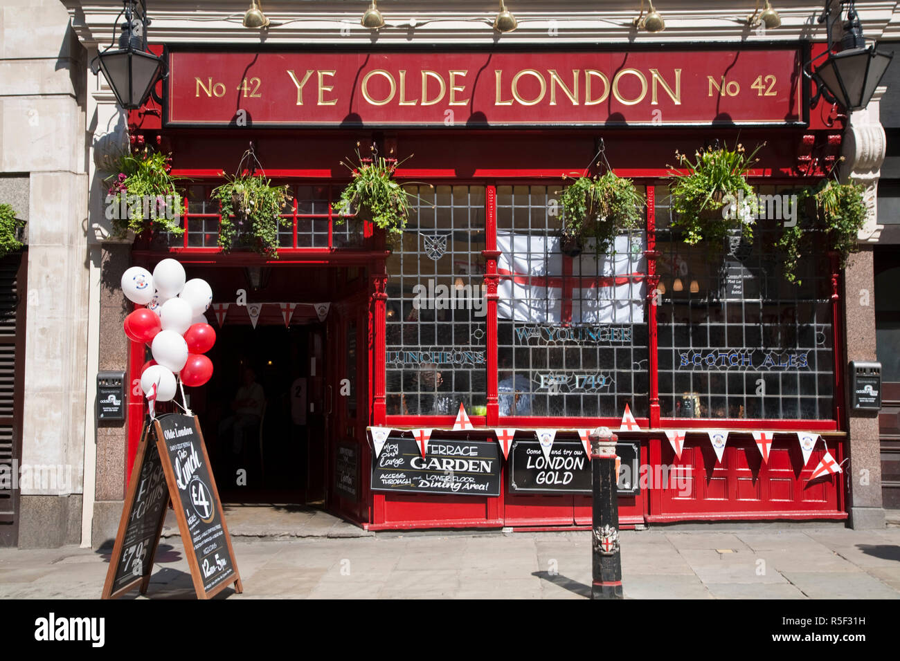 Ye olde london pub hi-res stock photography and images - Alamy