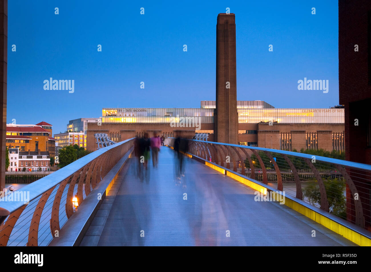 UK, London, Bankside, Tate Modern and Millennium Bridge over River ...
