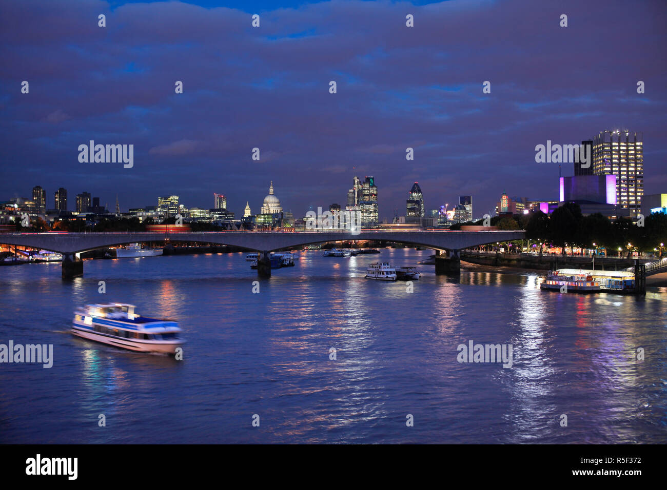 London skyline waterloo bridge night hi-res stock photography and ...