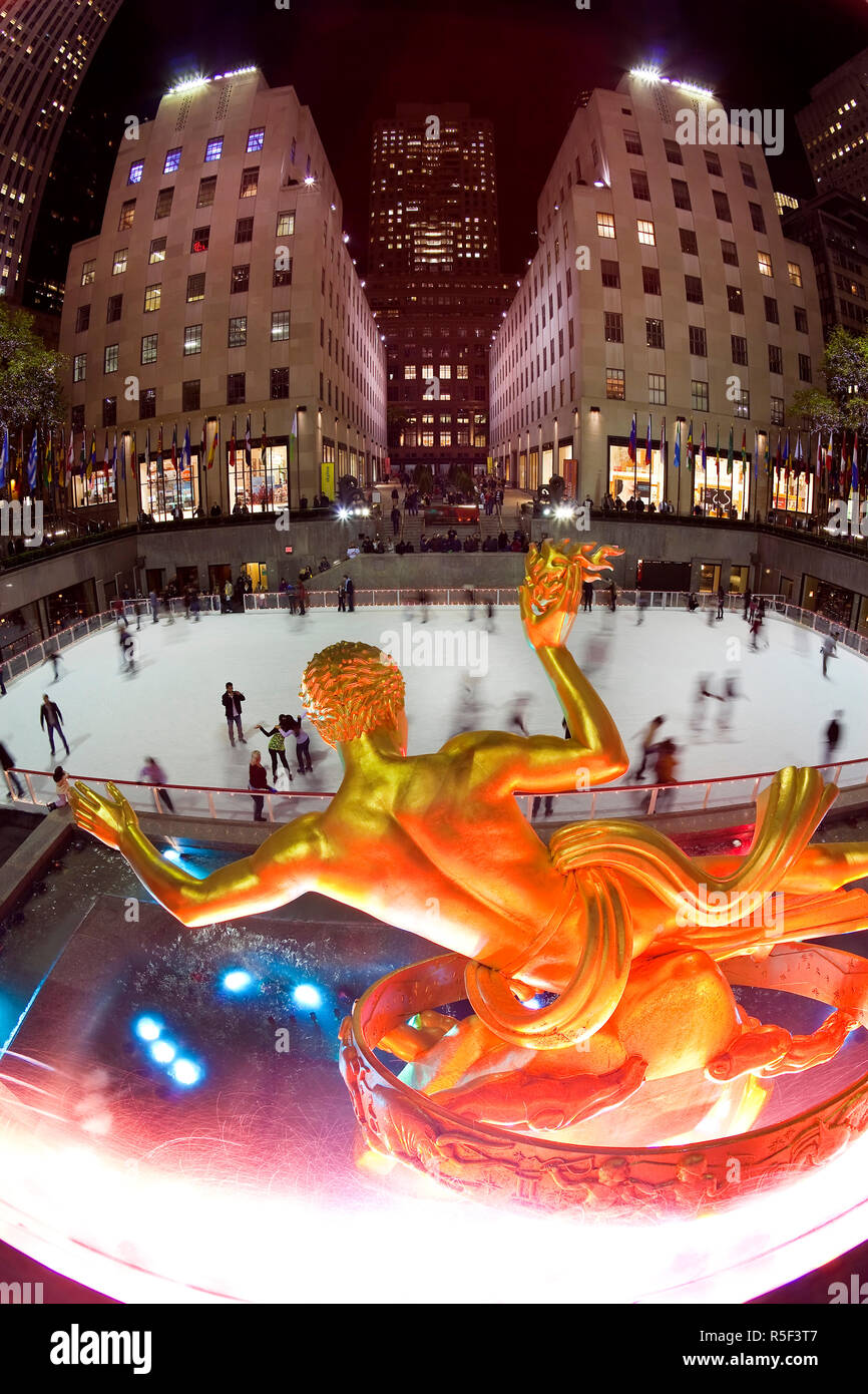 USA, New York City, Manhattan, Ice Skating Rink below the Rockefeller ...