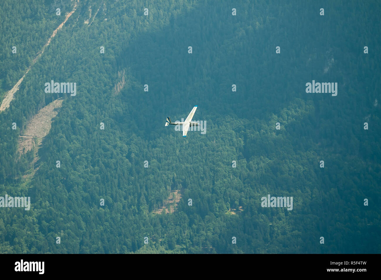 Airplane wing over forest hi-res stock photography and images - Alamy