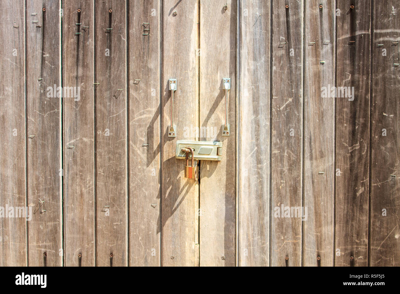 Pad lock on gate hi-res stock photography and images - Alamy