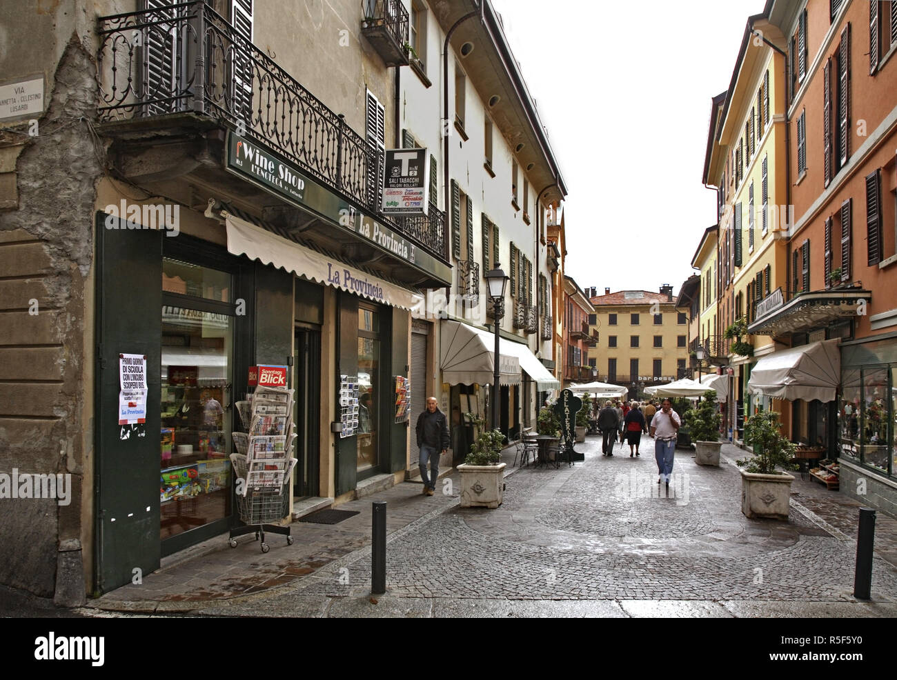 Como italy market hi-res stock photography and images - Alamy