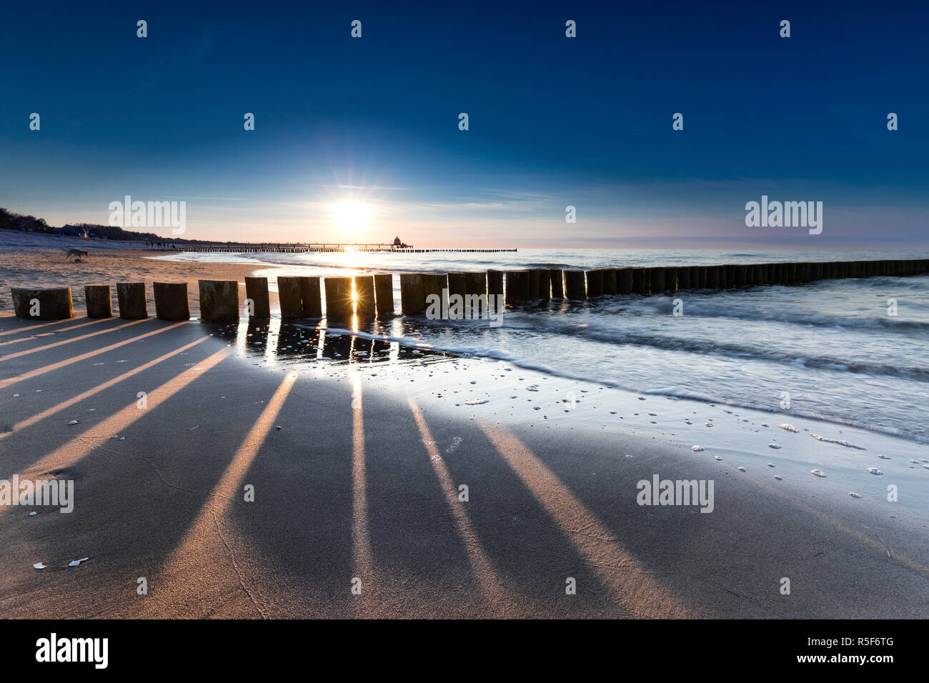 Diving salt pier hi-res stock photography and images - Alamy