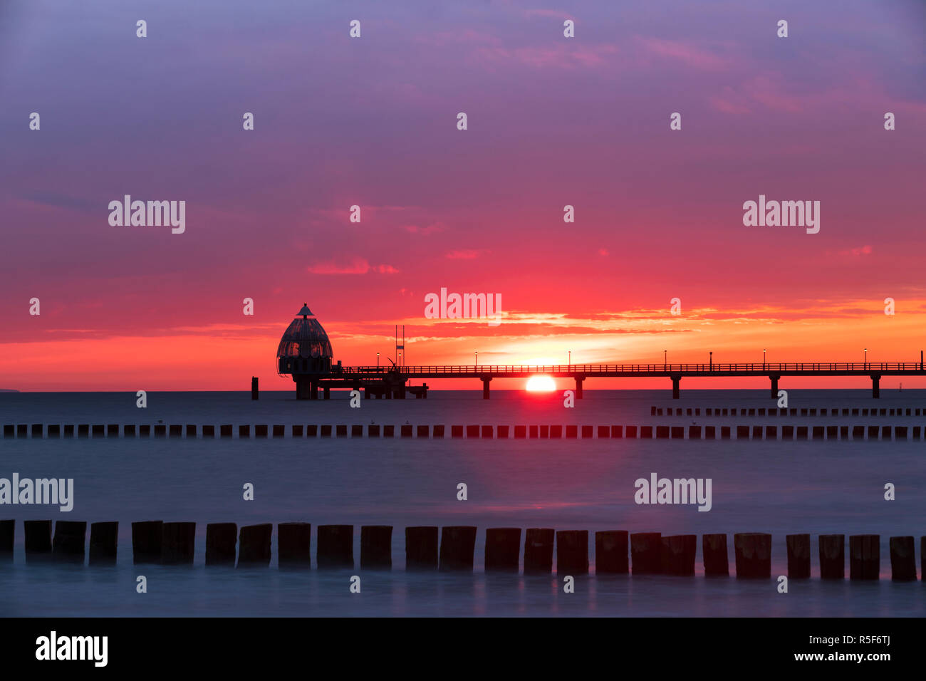 Diving salt pier hi-res stock photography and images - Alamy