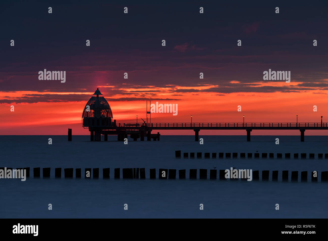 Diving salt pier hi-res stock photography and images - Alamy