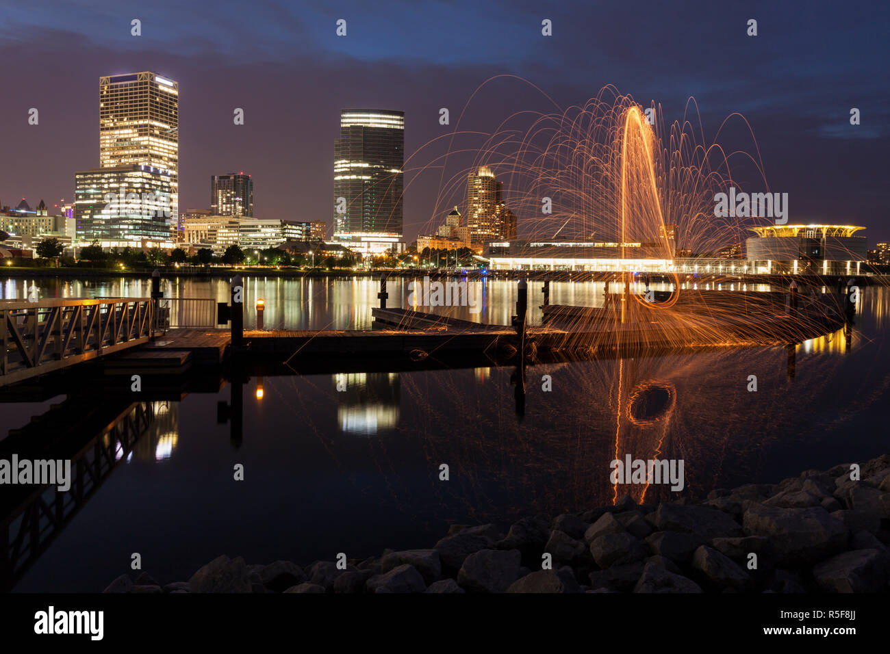 Milwaukee skyline night hi-res stock photography and images - Alamy
