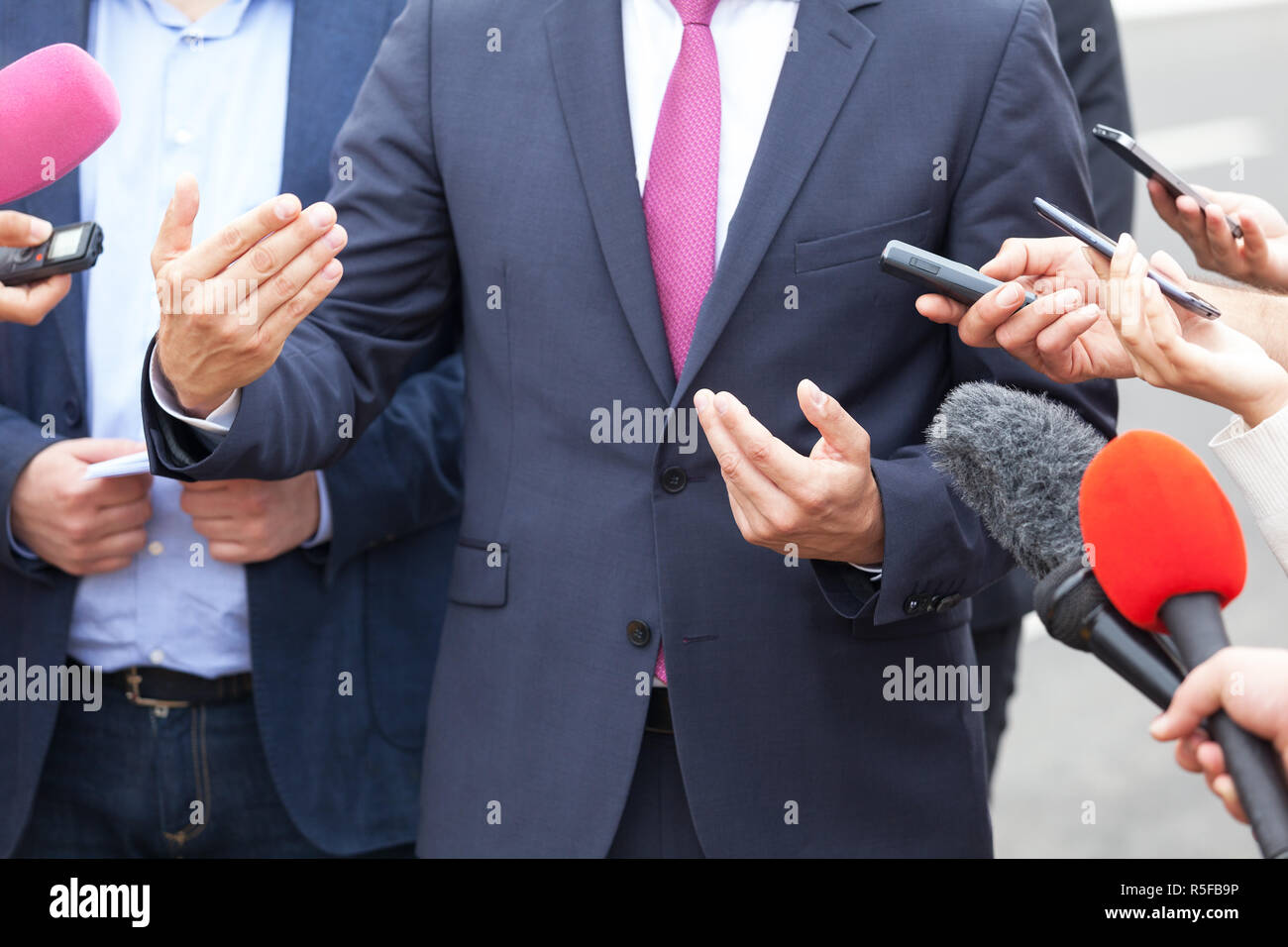 Reporting relationships hi-res stock photography and images - Alamy