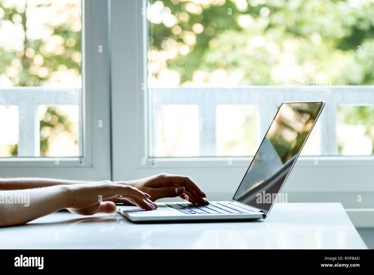 Female hands typing macbook hi-res stock photography and images - Alamy