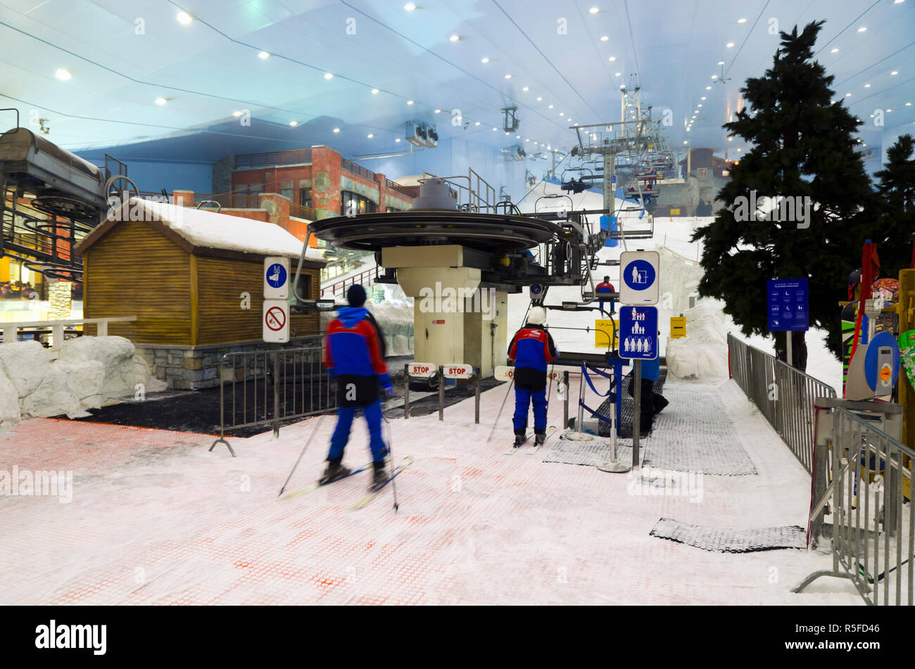 UAE, Dubai, Mall of the Emirates, Ski Dubai indoor ski slope Stock ...