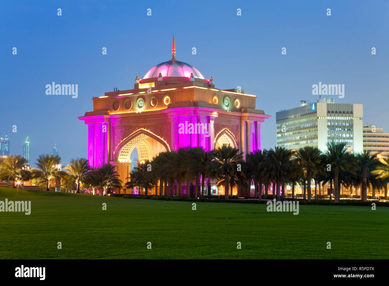 V.I.P Entrance gateway to the Emirates Palace Hotel, Abu Dhabi, United ...
