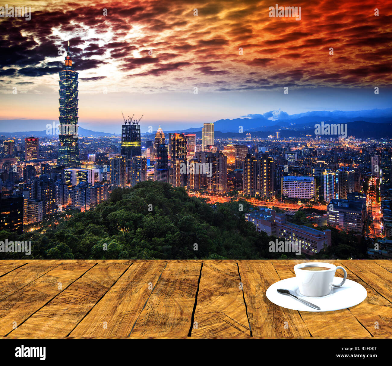 Beautiful sunset of Taipei, Taiwan city skyline Stock Photo - Alamy