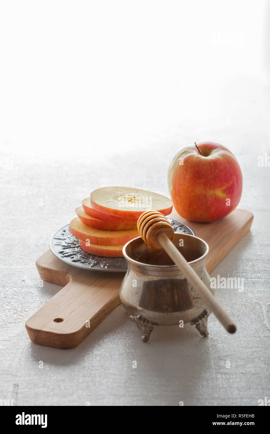 Honey and apples for Rosh Hashanah Stock Photo - Alamy
