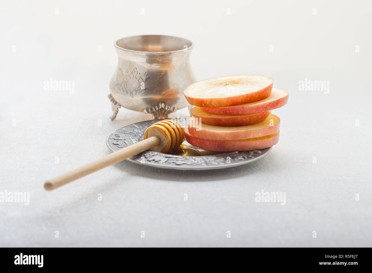 Honey and apples for Rosh Hashanah Stock Photo - Alamy