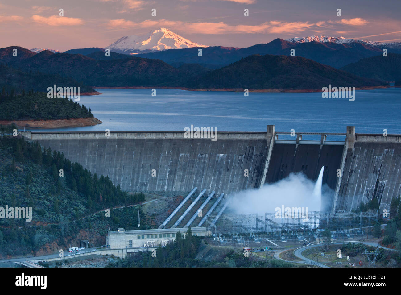 Shasta dam hi-res stock photography and images - Alamy