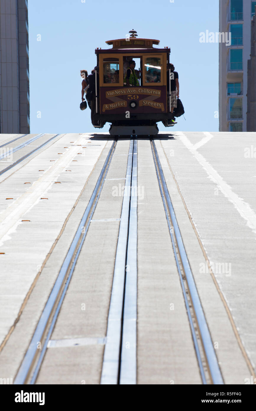 Cable car crossing california street hi-res stock photography and ...