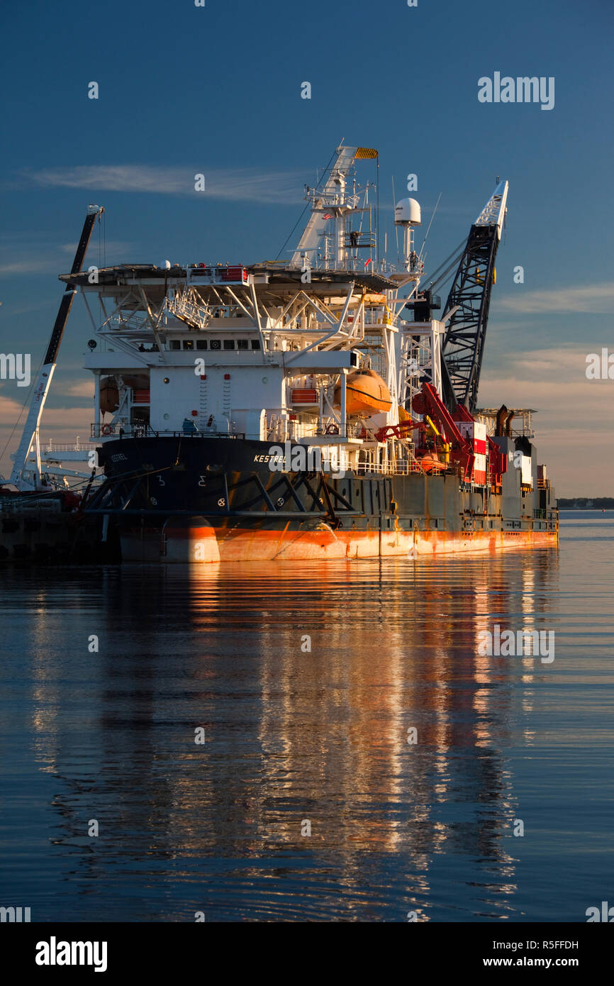 Oil rig supply ship hi-res stock photography and images - Alamy