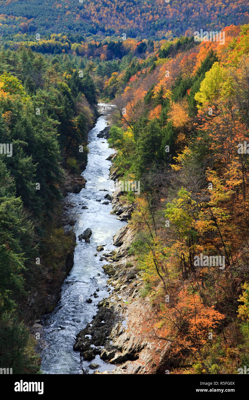 USA, New England, Vermont, Woodstock, Quechee State Park, Fall Foliage ...