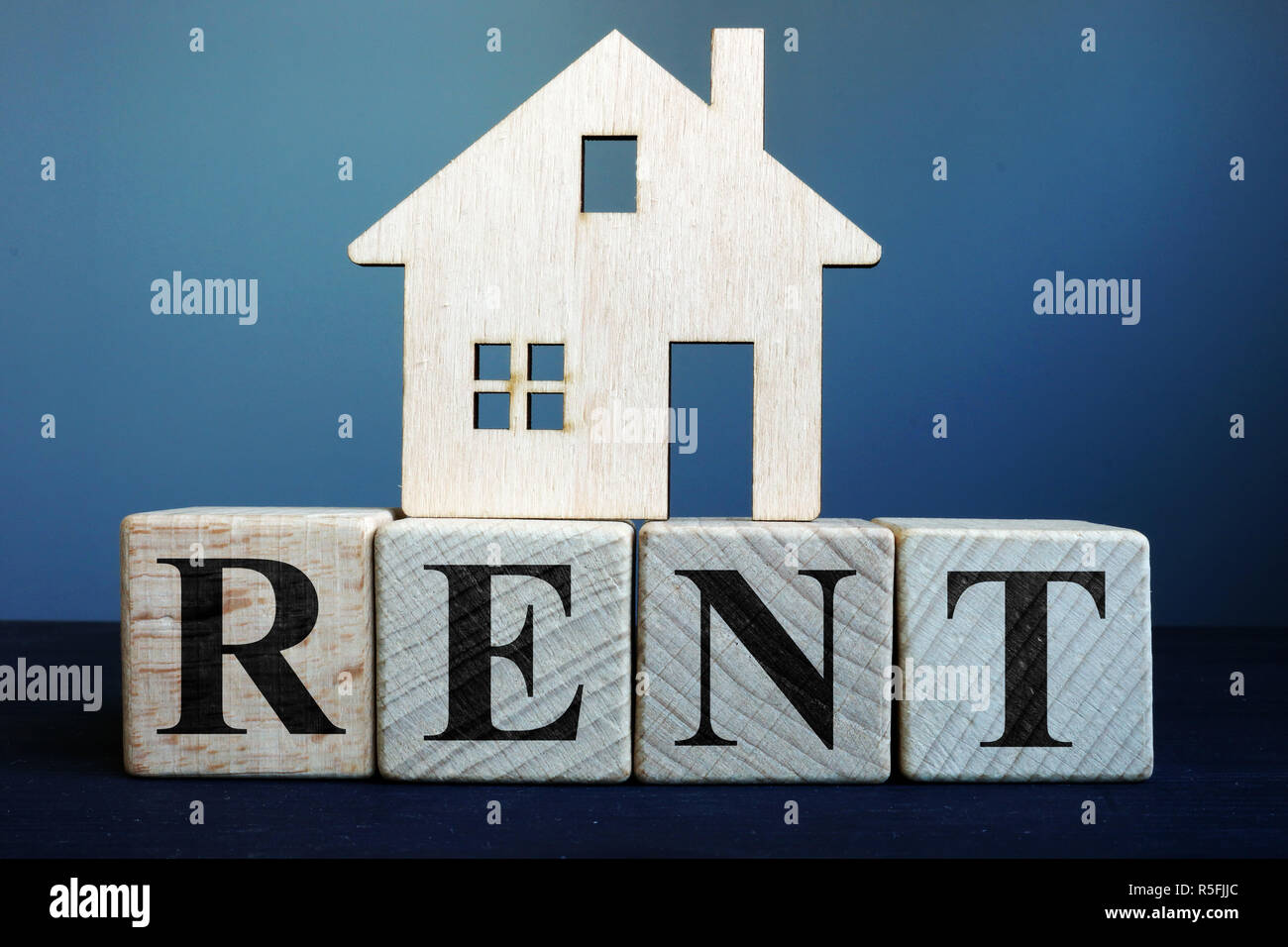 Word Rent from cubes and model of home. Real estate Stock Photo - Alamy