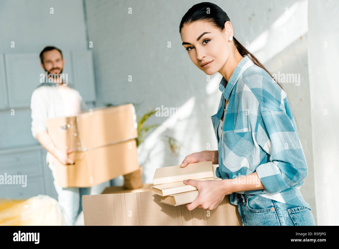 Putting books in boxes hi-res stock photography and images - Alamy