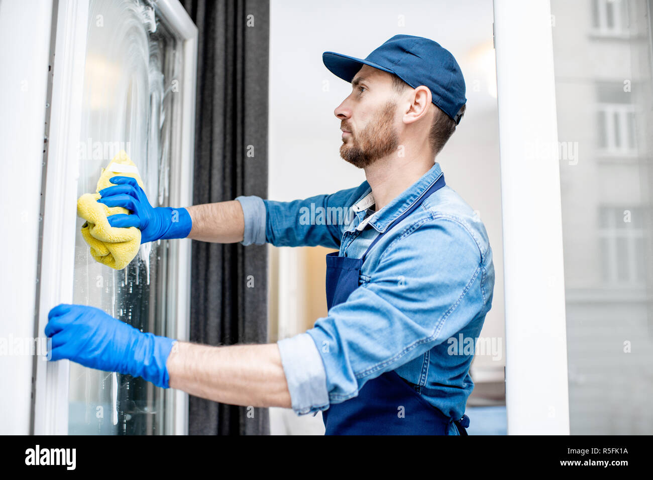 Person washing cleaning windows hi-res stock photography and images - Alamy