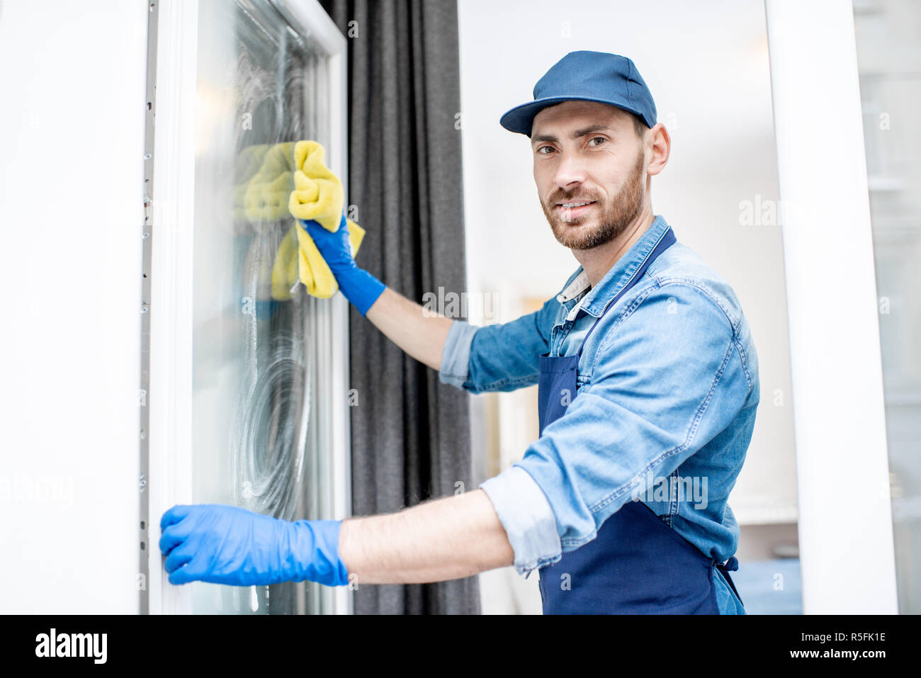 Person washing cleaning windows hi-res stock photography and images - Alamy