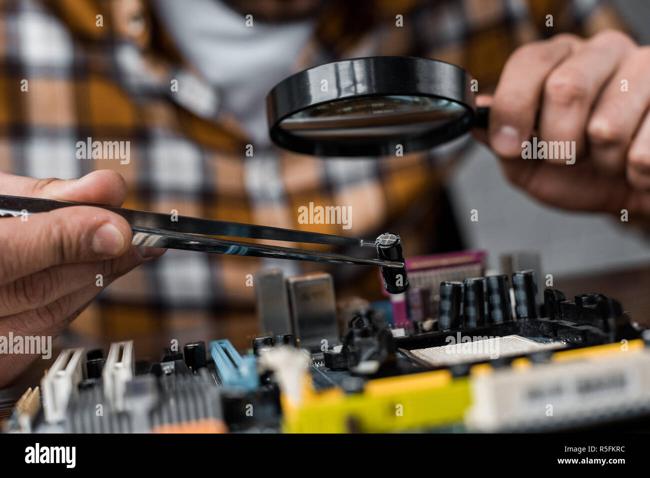 Magnifying glass and engineer hi-res stock photography and images - Alamy