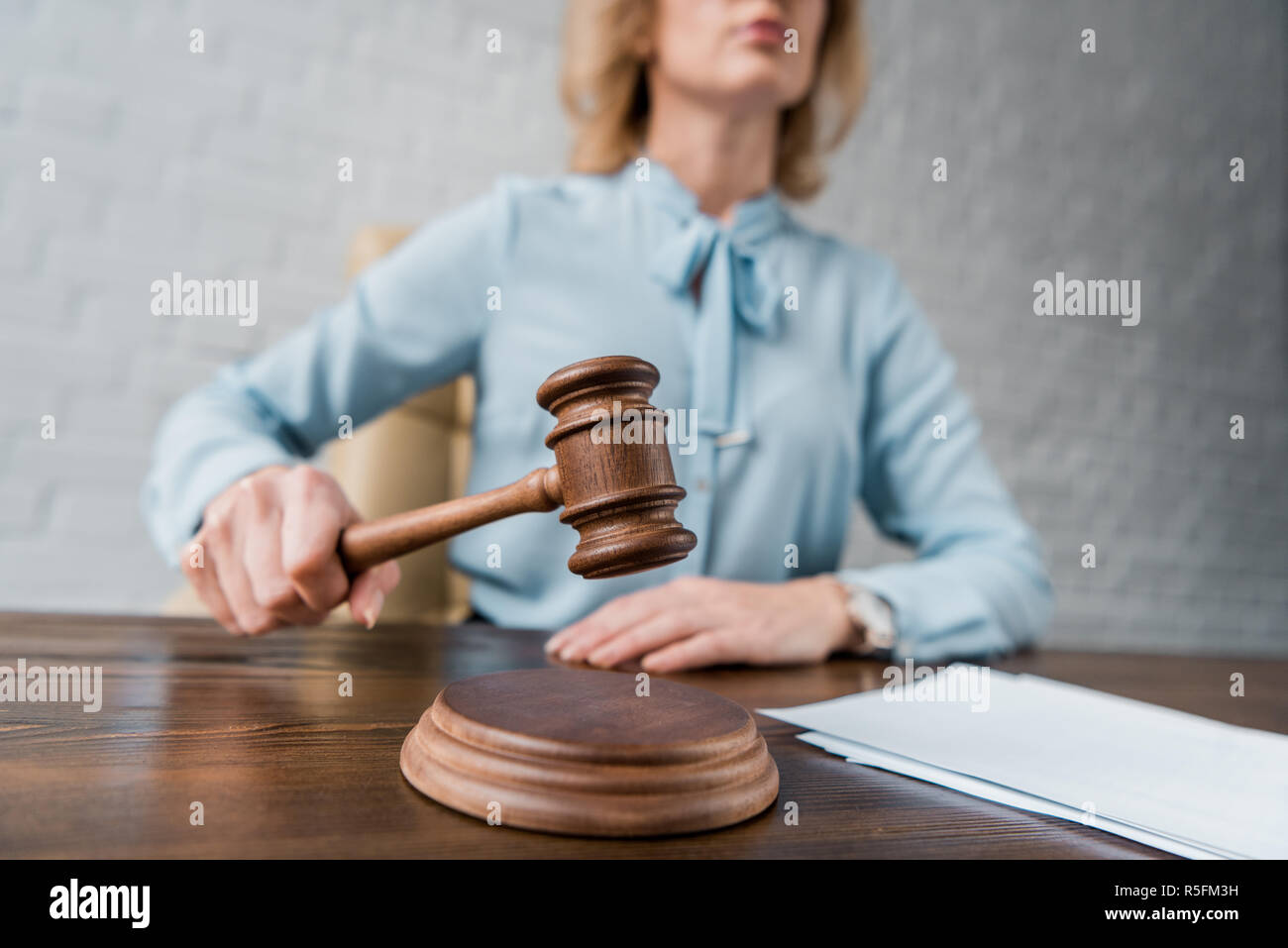 Female judge courtroom hi-res stock photography and images - Alamy